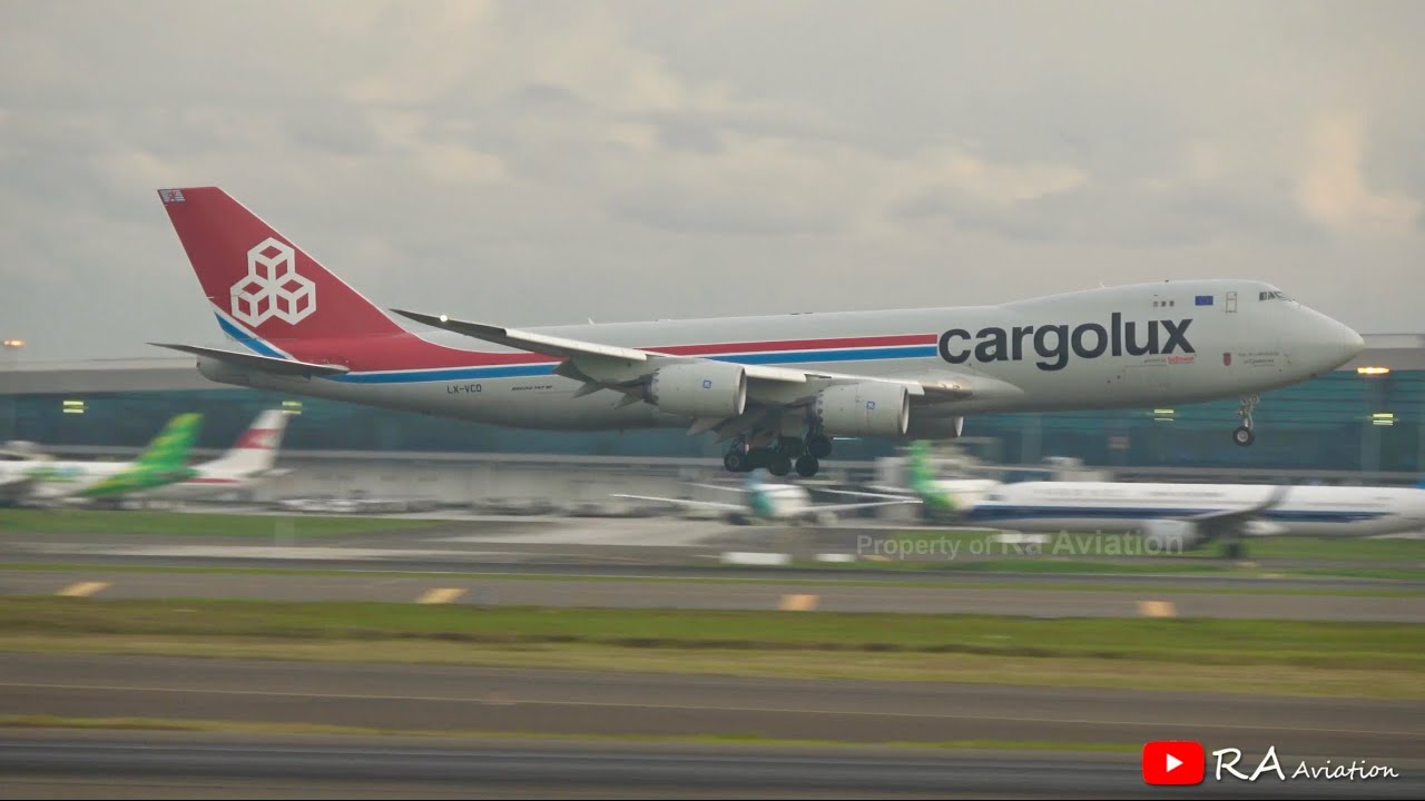 Pesawat Cargo RAKSASA Cargolux Boeing 77-800 Landing di Bandara ...