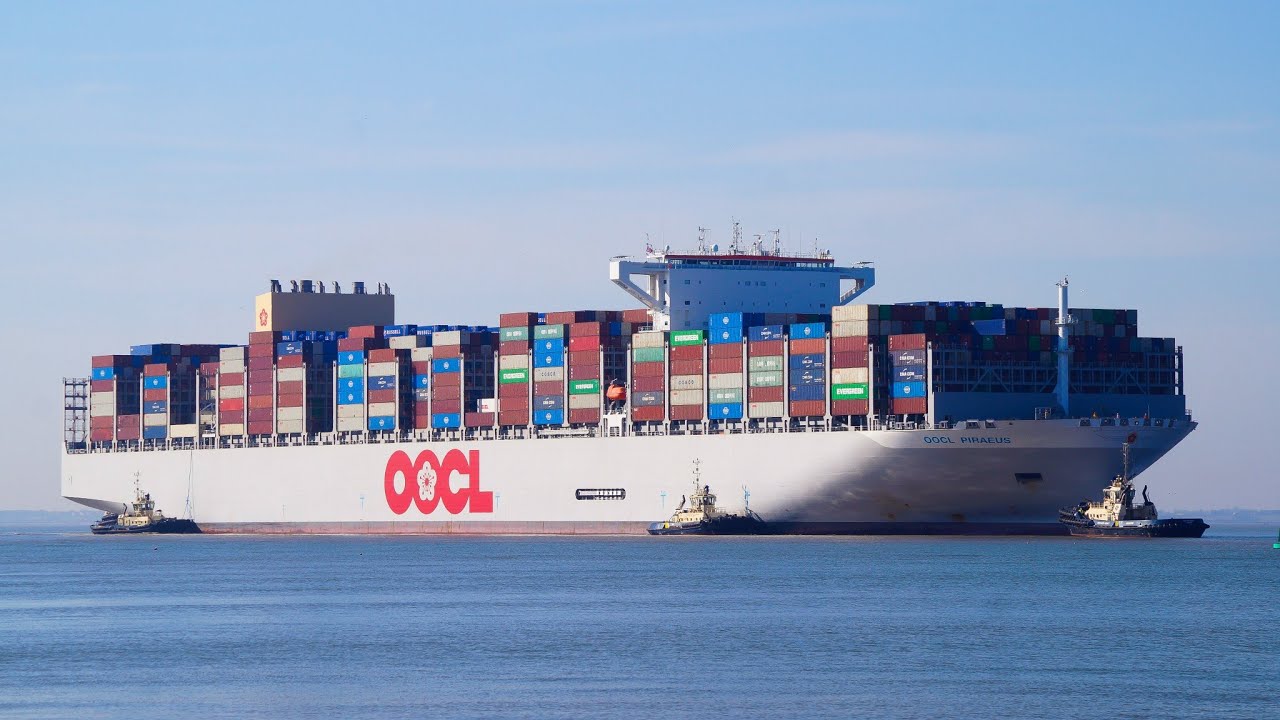 Containership OOCL PIRAEUS arrives at Felixstowe from Singapore 19/3/25 ...
