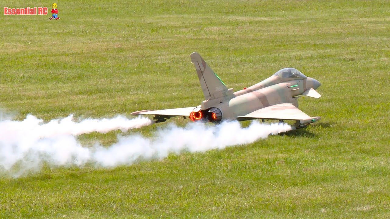Wingtip Smoke on this RC jet - YouTube