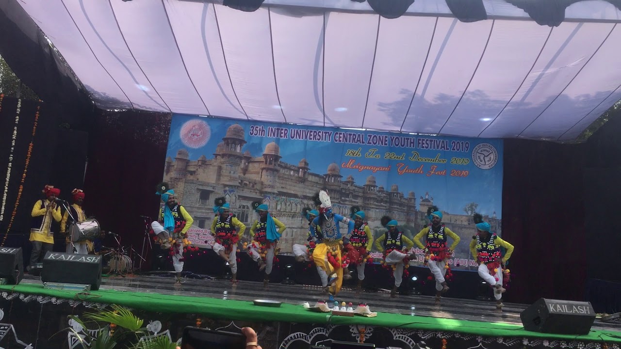 Baredi folk dance in AIU central zone Gwalior - YouTube