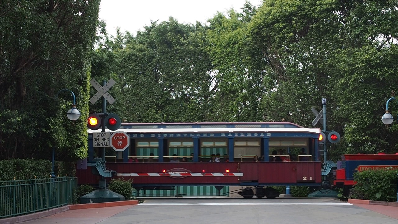 Disney Crossing Rail Road 平交路 - YouTube