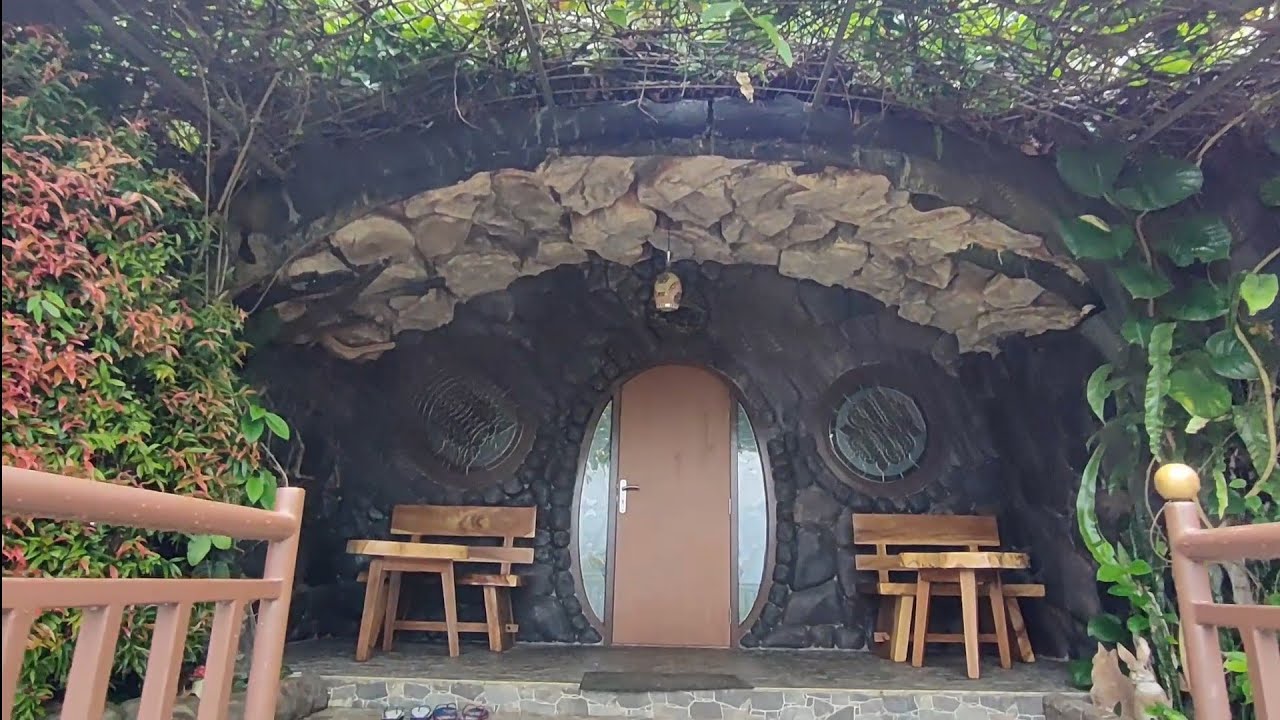 Room Tour Hobbit House Hotel Seruni Puncak Bogor - YouTube
