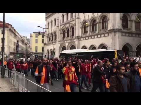 Galatasaraylı taraftarlar Lizbon sokaklarında