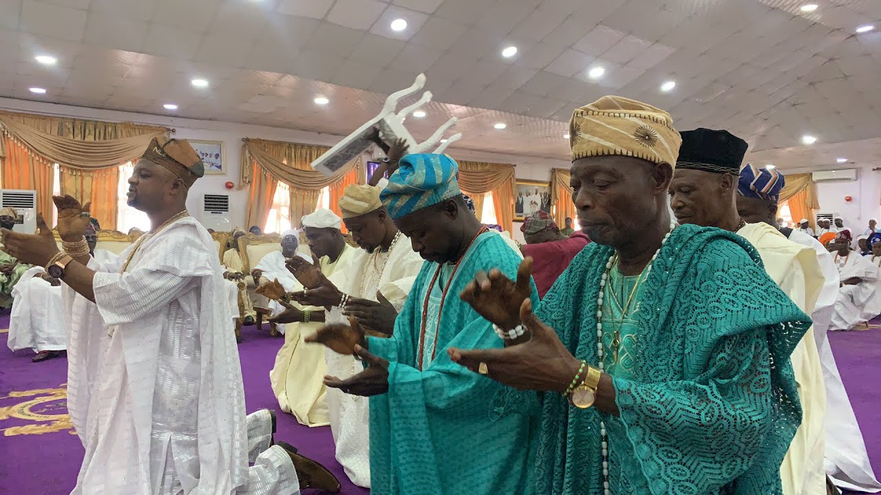 OONI OF IFE RECEIVES SPECIAL GUESTS IN HIS PALACE - YouTube