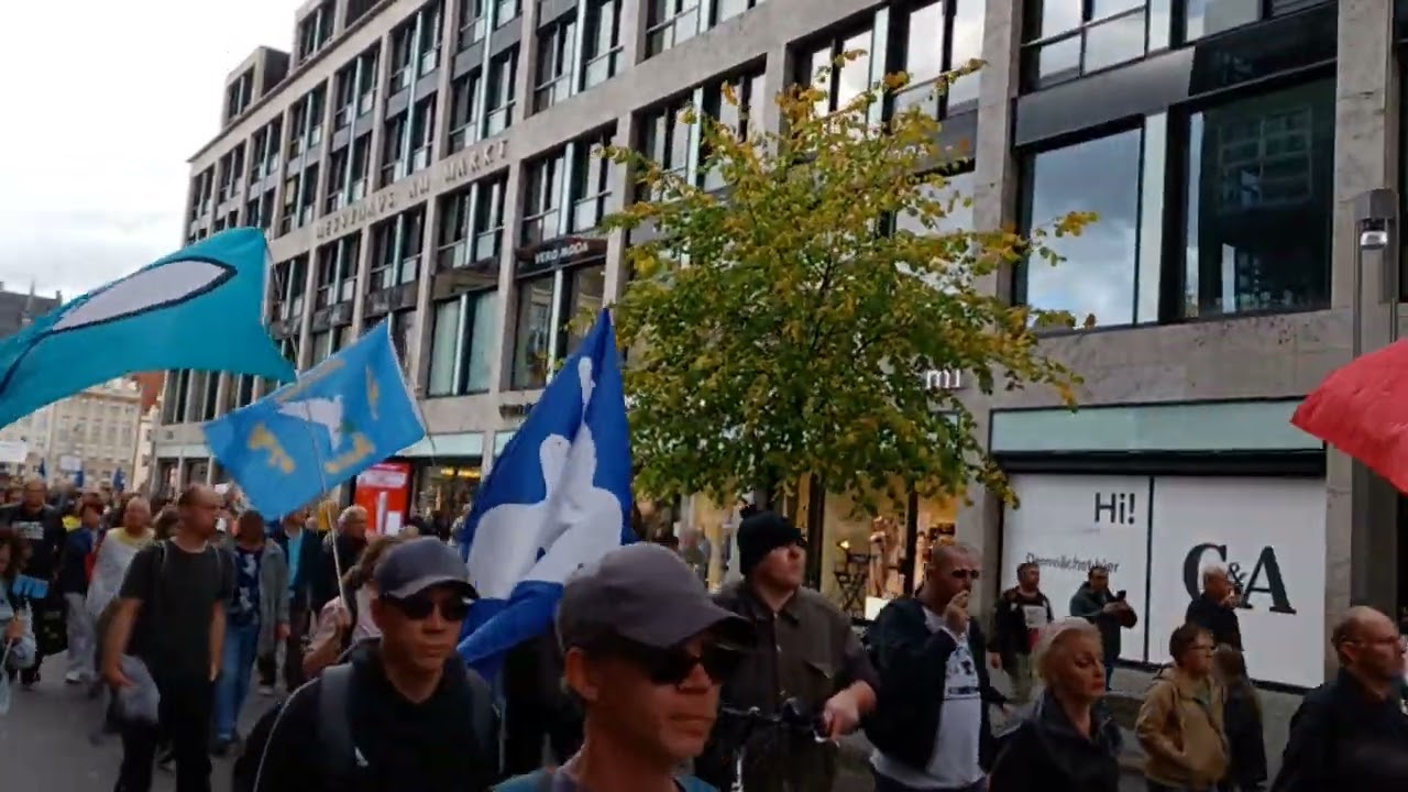 Friedensdemo Leipzig am 15.10.22 Aufzug durch die Innenstadt. Frieden ...