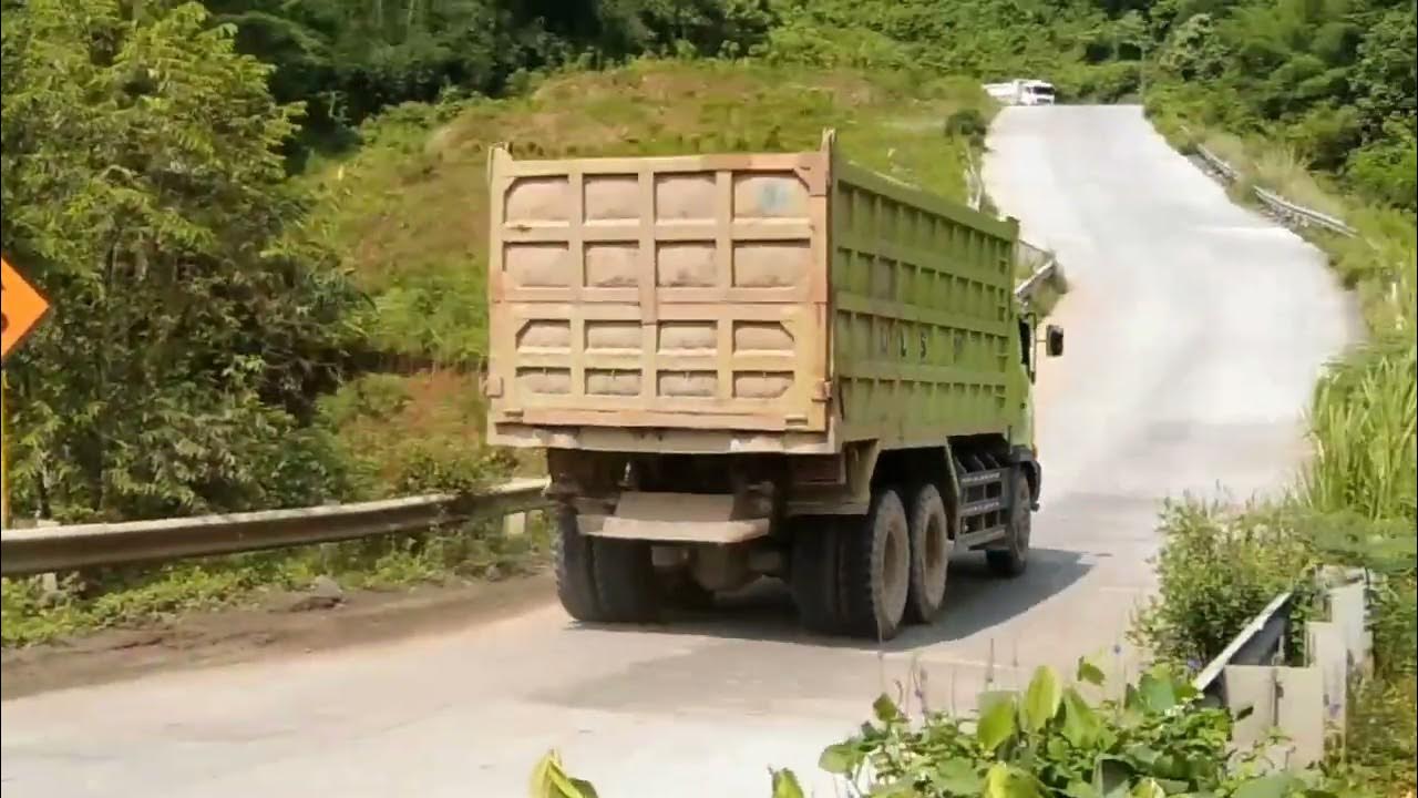 BEBAN MUATAN SUPER BERAT..!! DUMP TRUK MELEWATI JEMBATAN BAJA - YouTube