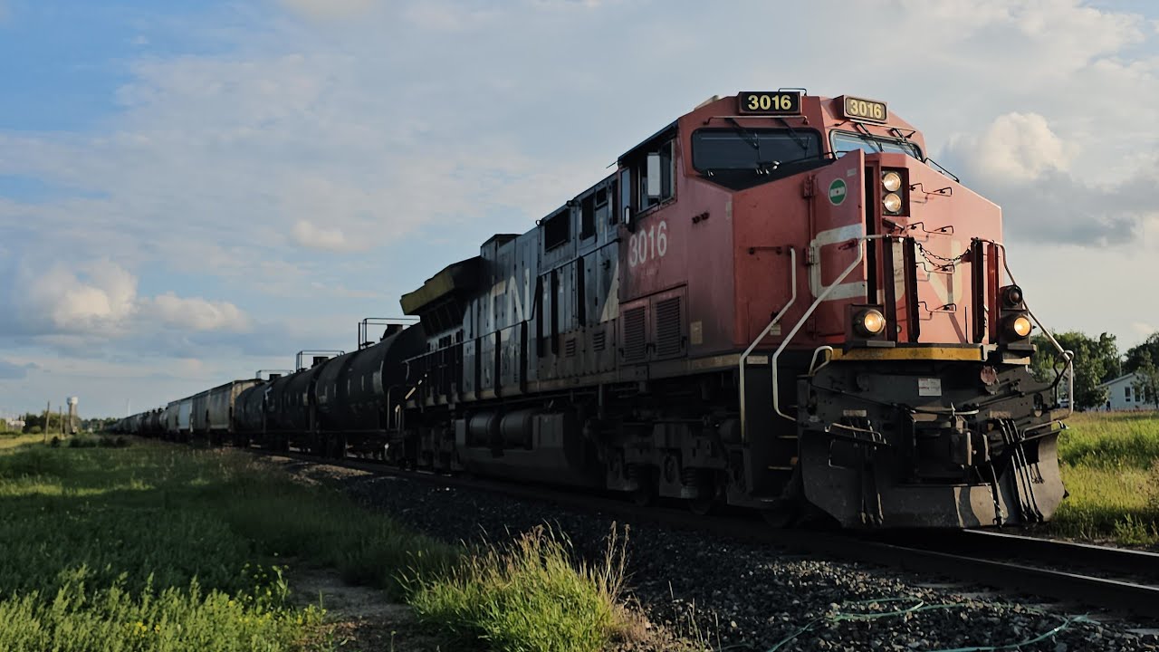 CN Canola Train Heading North On The CN Yorkton Subdivision - YouTube