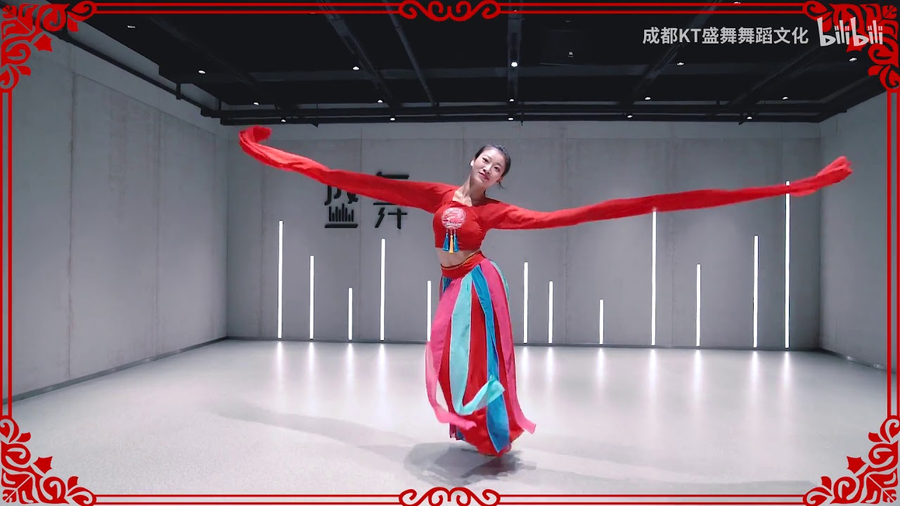 Beautiful Chinese Classical Dance ---《一舞惊鸿》 - YouTube