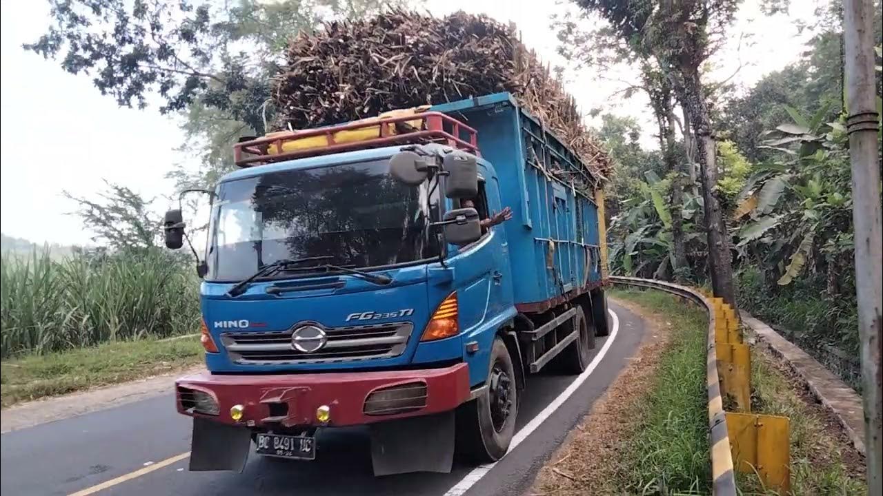 TRUK GANDENG MIRING NYARIS TERGULING DI JALAN KEMBAR LAHOR - YouTube