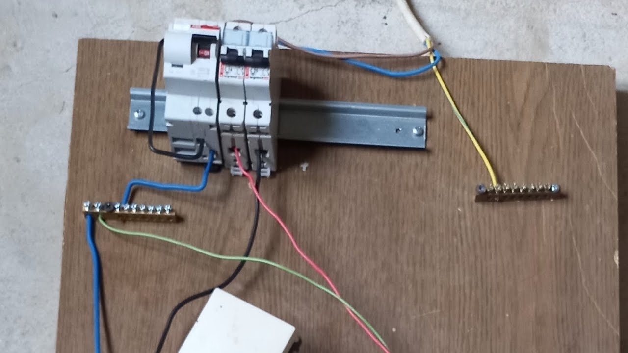 Circuit electric simplu cu un corp de iluminat și o priza - YouTube