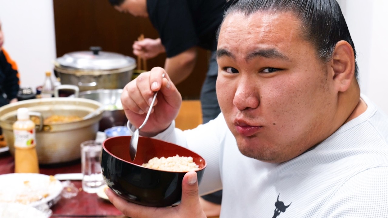 Sumo Wrestlers Devour Chanko! Crispy Tempura, Soy Sauce HotPot & Ikura Bowl (Sumo Foods) - YouTube