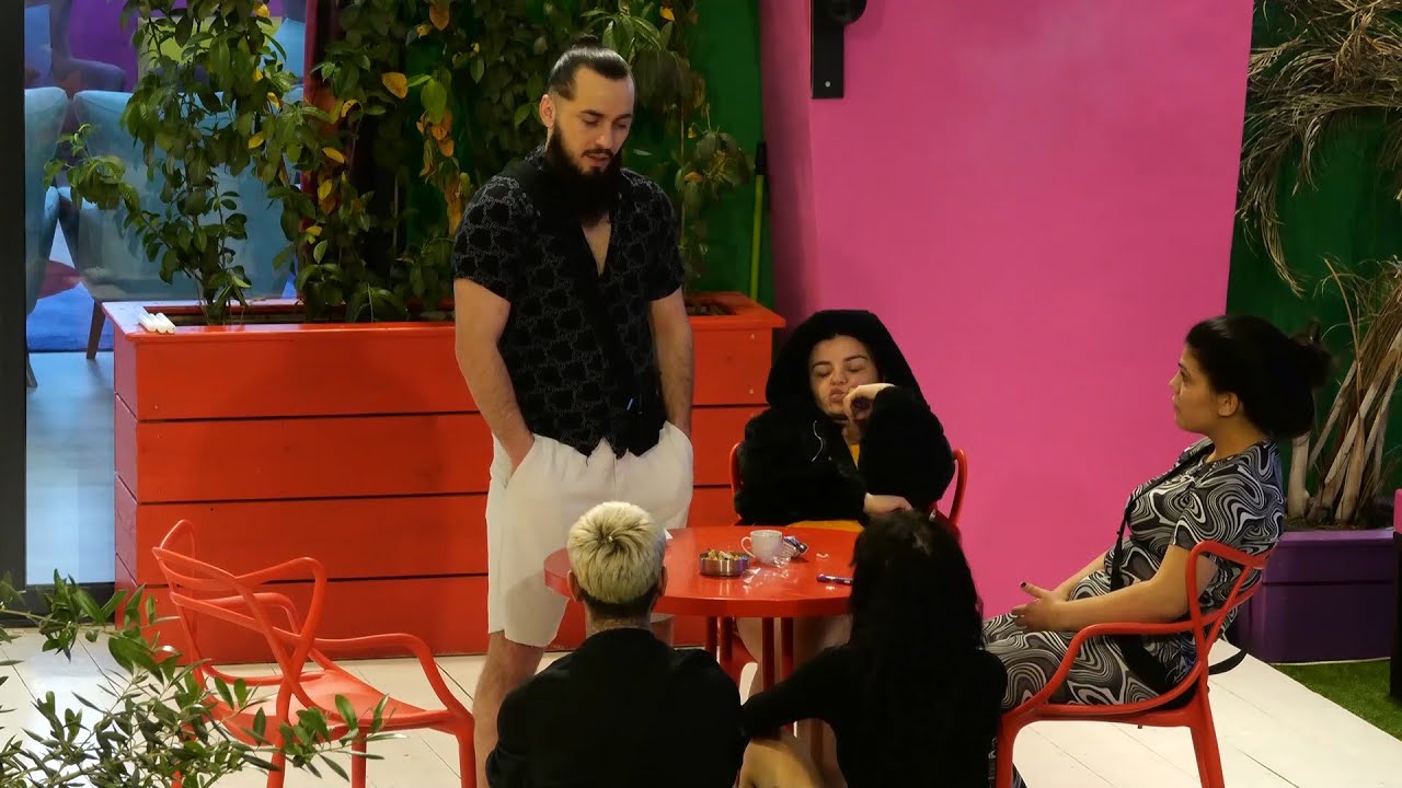 "A je budall, a pe lun budallen?" - Magi i qartet Nikos - YouTube