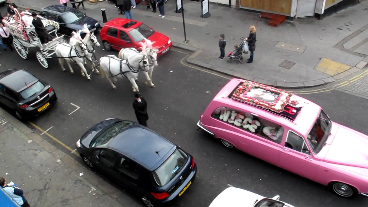 Massive Gypsy -Traveller Funeral - YouTube