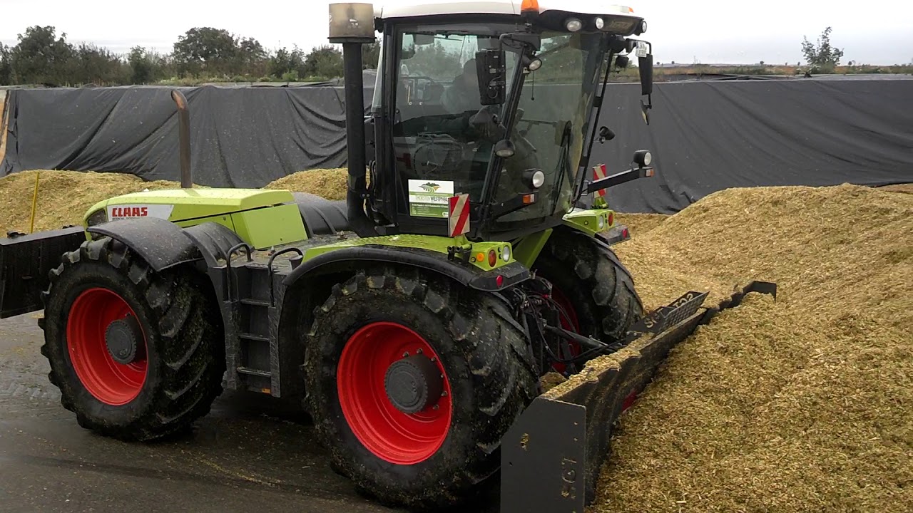 Claas Xerion 3500 beim Mais einbauen - YouTube