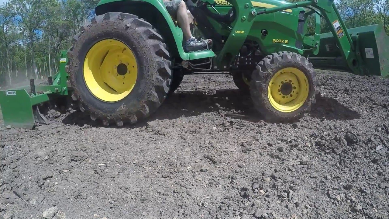 John Deere 3032E Box Blading Clay or Gumbo as we call it - YouTube