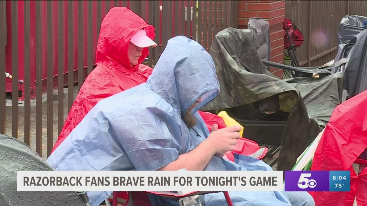 Razorback fans brave rain for final Regional game - YouTube