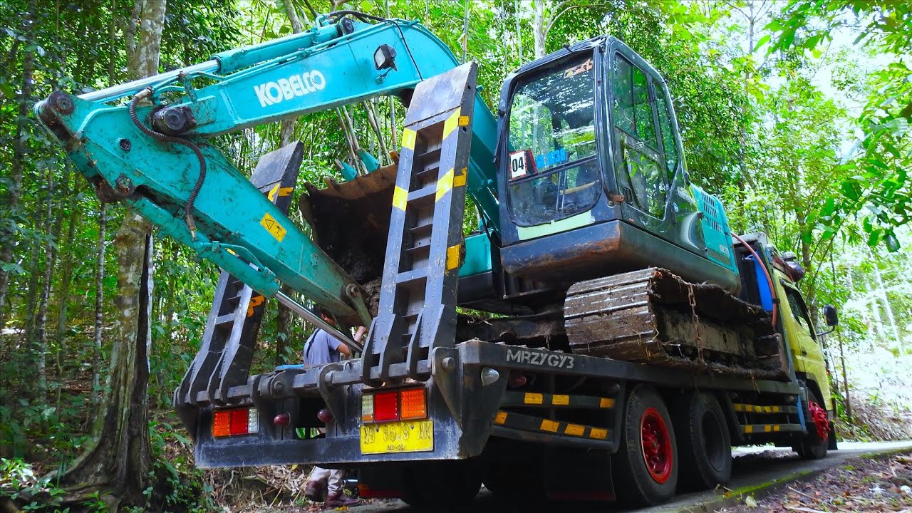 Self Loading Mini Excavator Onto Towing Truck - YouTube