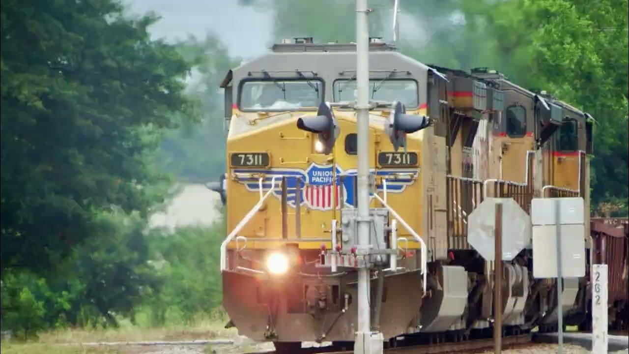 Union Pacific 7311 Leads CSX M409 With Nice K3HL Horn Action! - YouTube
