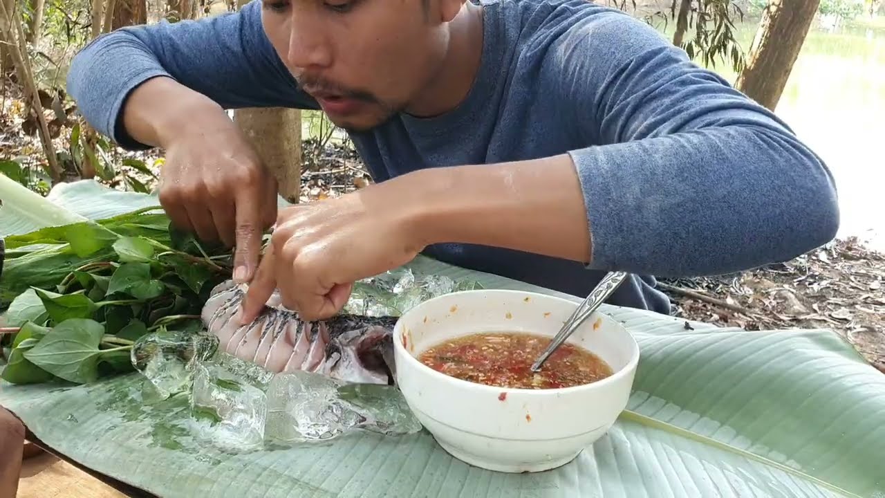 Poor man eat raw fish delicious - YouTube