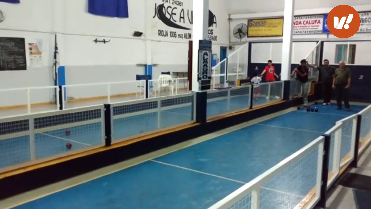 Tiene 7 años y juega a las bochas como un grande! - YouTube