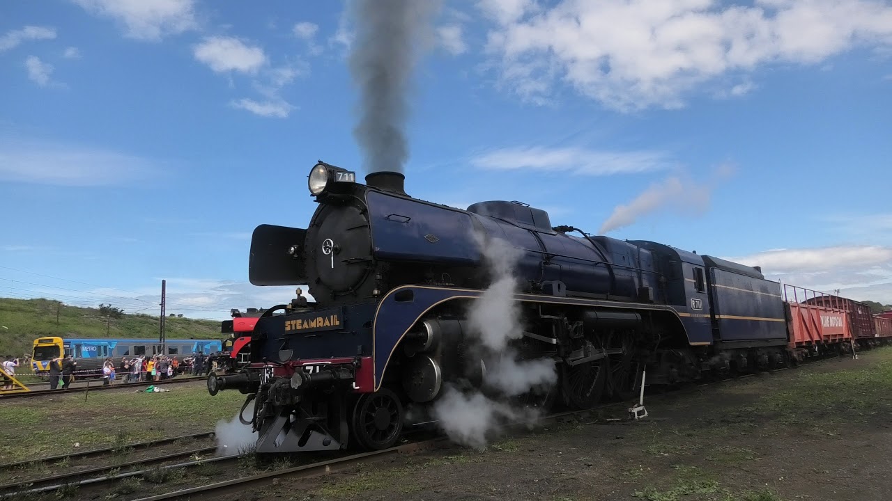 R711 on Steamrail open day - YouTube