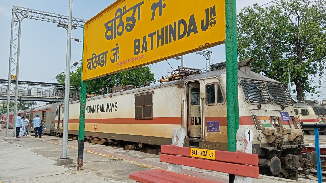 Gorakhdham Express Departing From Bathinda Junction - YouTube
