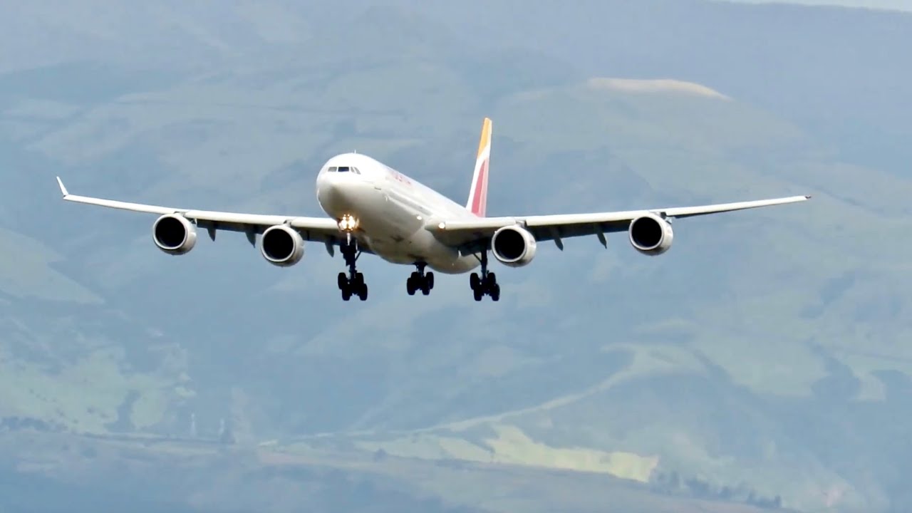 Plane Winglet Falls Off - YouTube