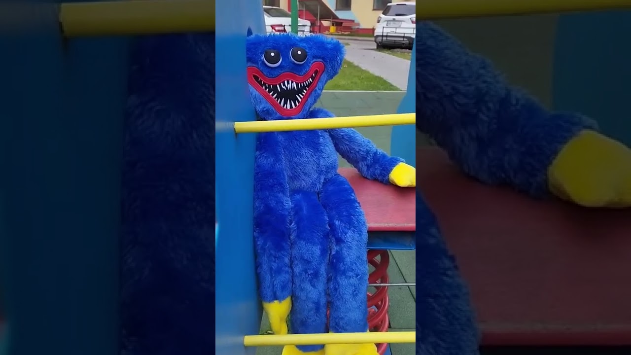 BIG HUGGY WUGGY AT THE PLAYGROUND || Hanging out with MaMyBo #shorts ...