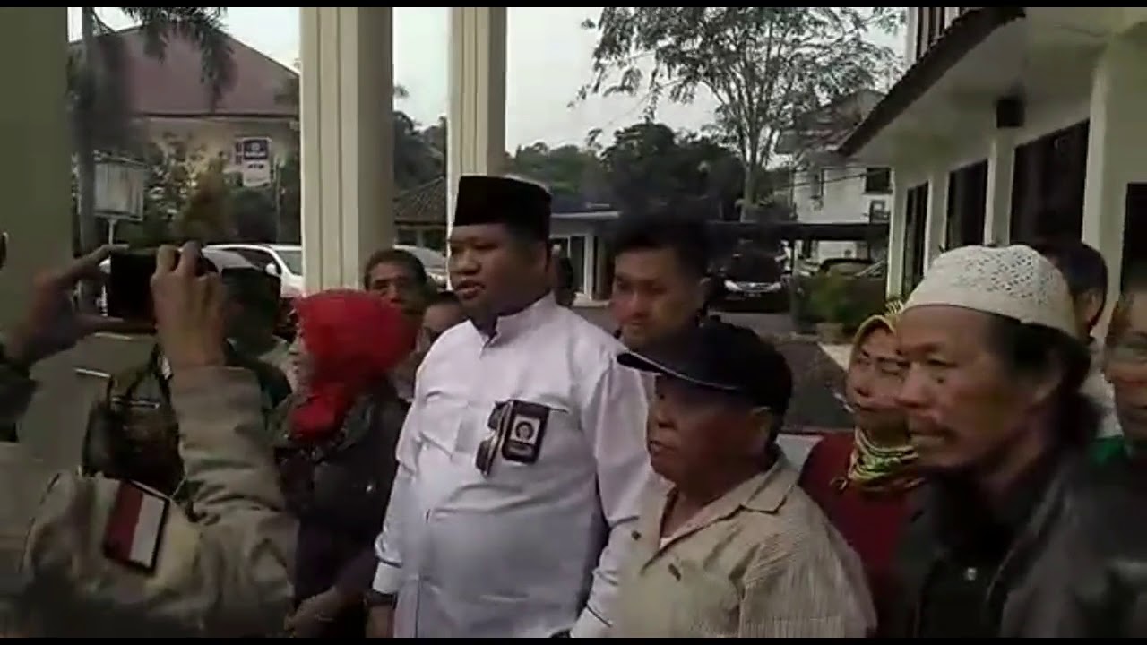 KH MUKHLIS EFFENDI SH MH MENANGKAN KORBAN TOL CIJAGO - YouTube