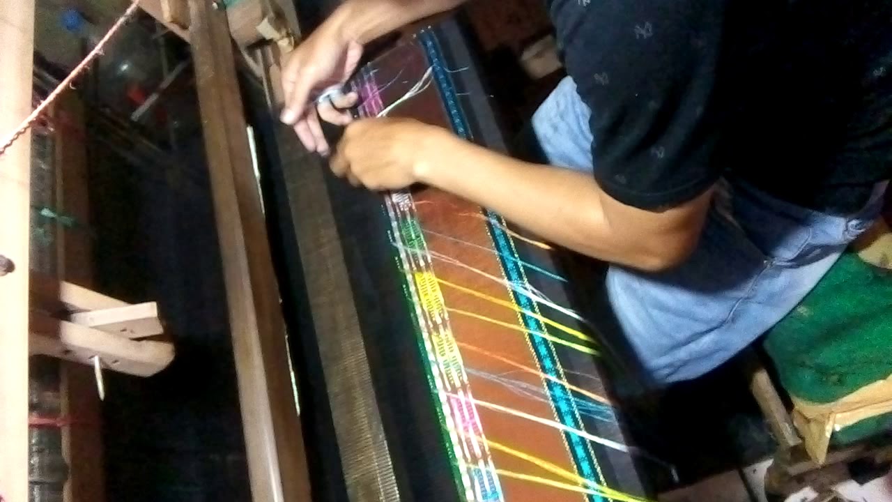 Proses pembuatan tenun songket - YouTube