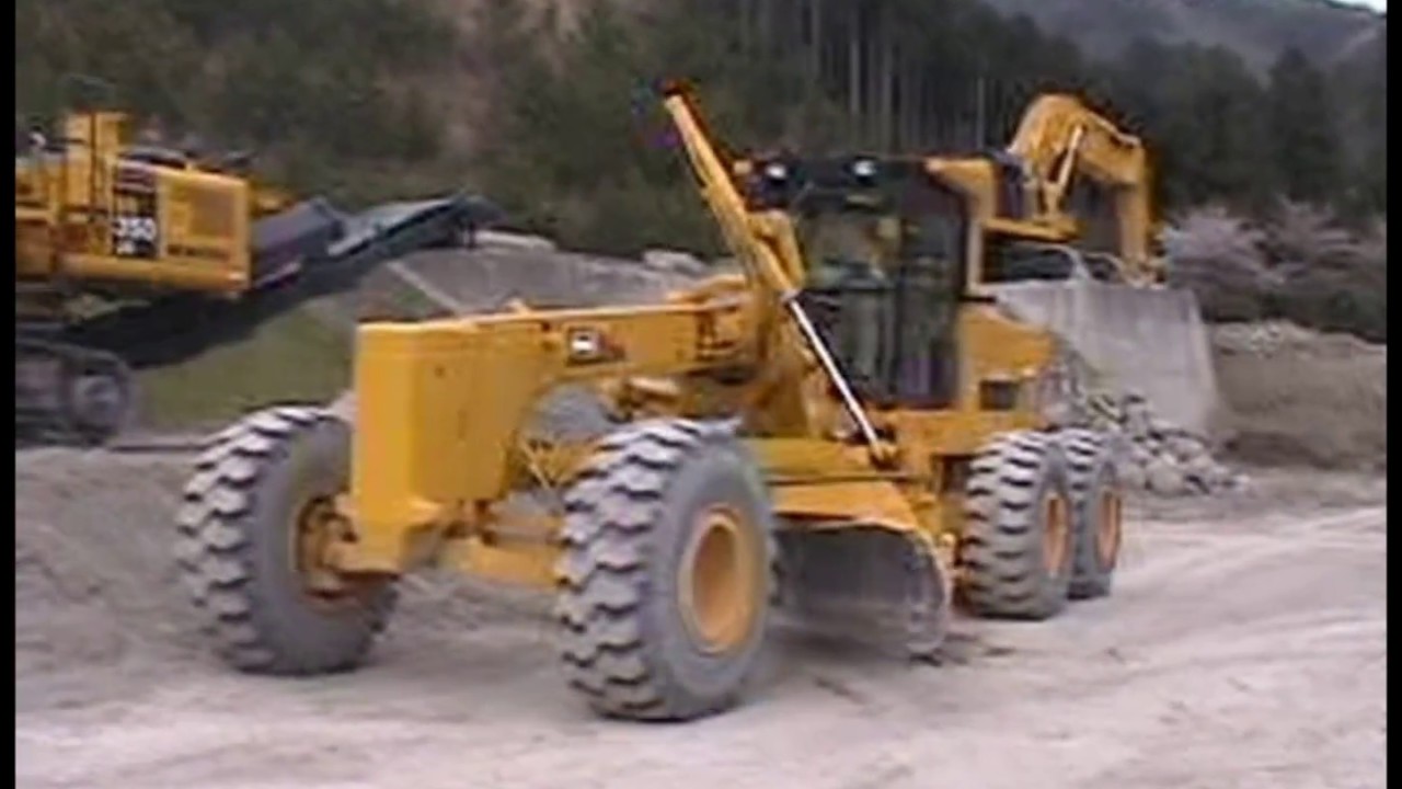 Komatsu motor grader GD825A - YouTube