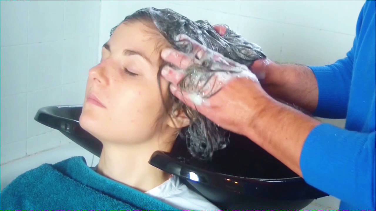 Customer receiving stylist at home for shampoo and head massage - YouTube