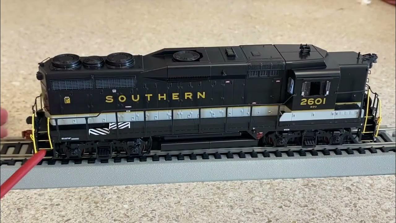 REVIEW AND RUNNING OF SOU GP30 2601 BY SCALE TRAINS - YouTube