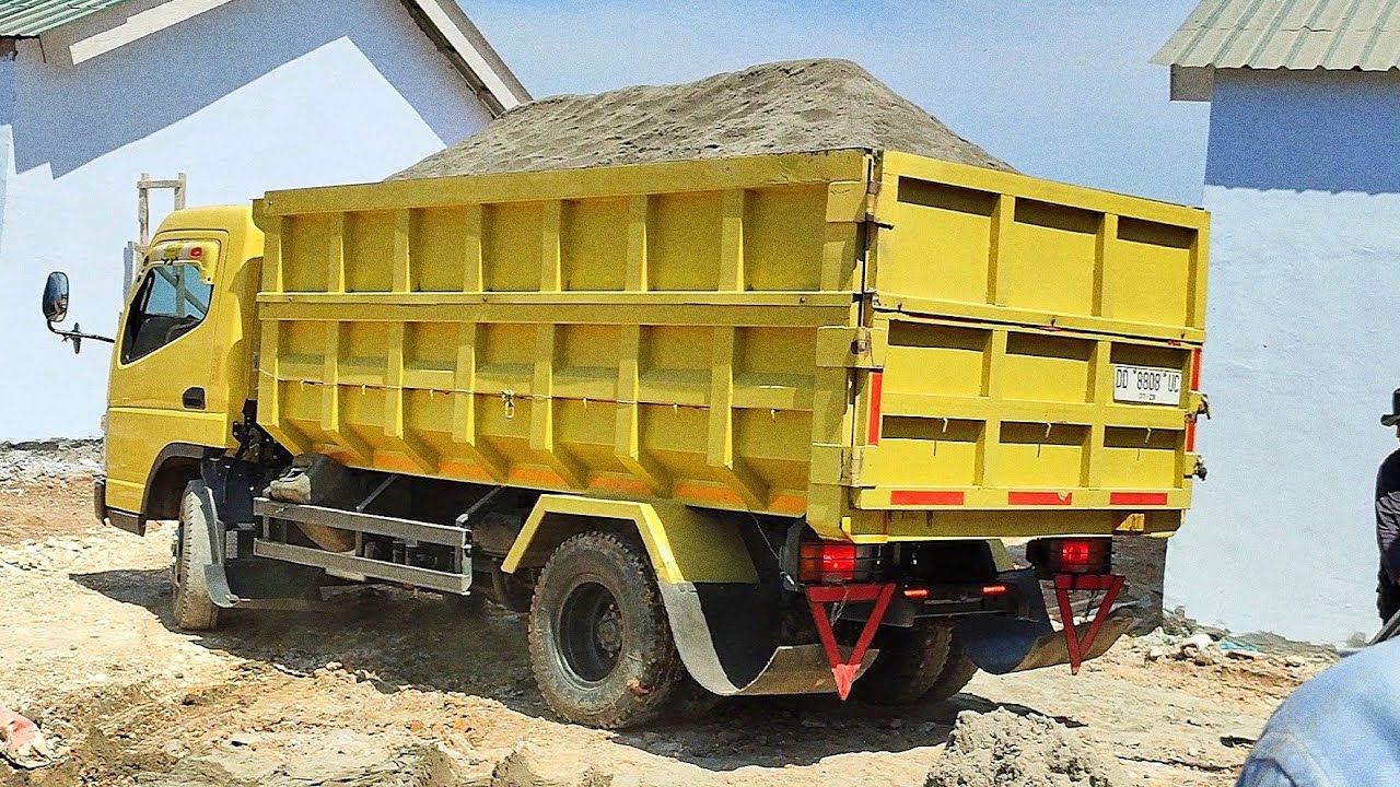 Dump Truk CANTER Bak Besar Buka Samping Jomplang Muatan Pasir Putih ...