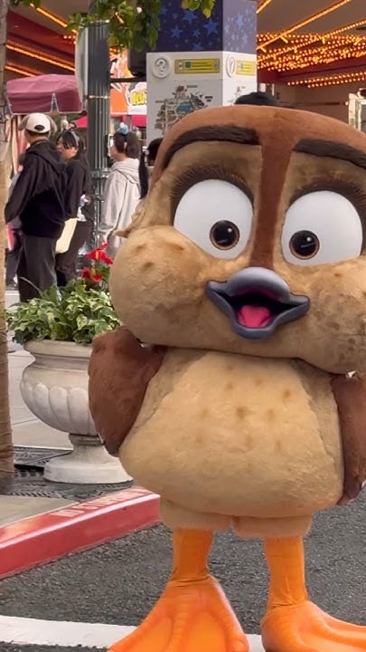 【USJ】歩くグウェンちゃん 登場 『映画FLY！/フライ! 』 #usj #ユニバ - YouTube