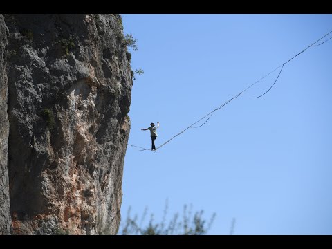 İp üzerinde metrelerce yüksekte nefes kesen yürüyüş..