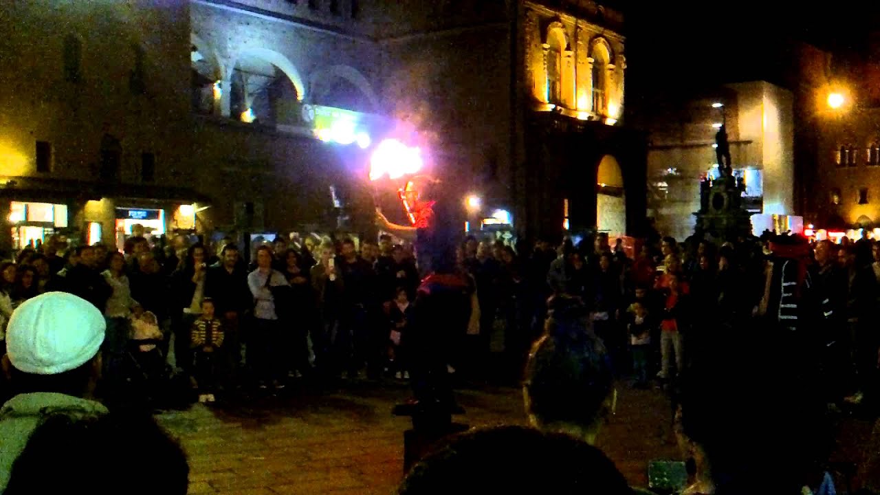 Artisti di strada A Bologna: giocoliere con fuoco - YouTube