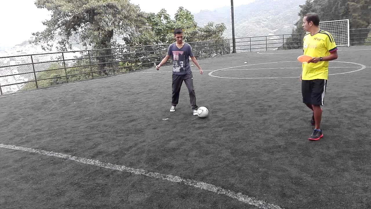 Ejercicio toque con borde interno en futbol - YouTube