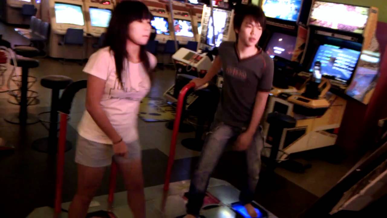 short girl playing the ddr machine - YouTube