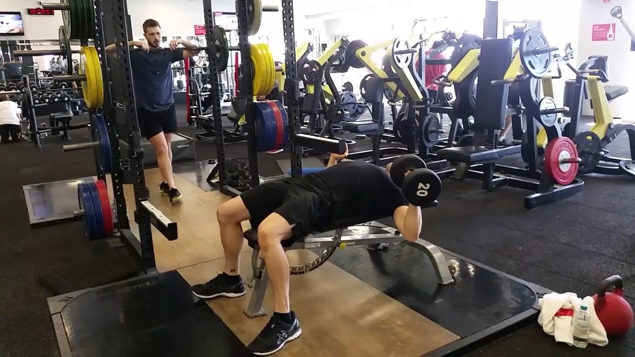 Single Arm Dumbbell Bench Press with Opposite Arm Anchored - YouTube