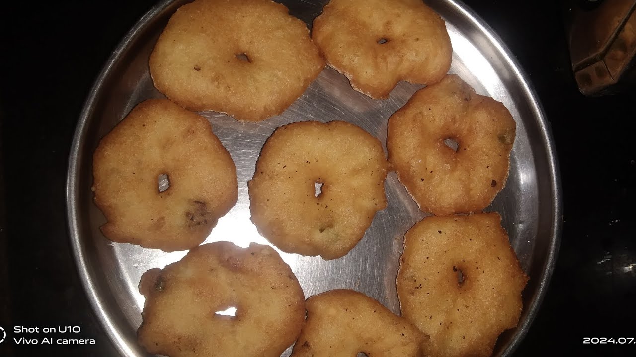 మా అత్త చేసిన ఉద్ది వడలు చాలా క్రిస్పీగా వచ్చాయి మీరు ట్రై చేయండి ..👌💪🏽 ...