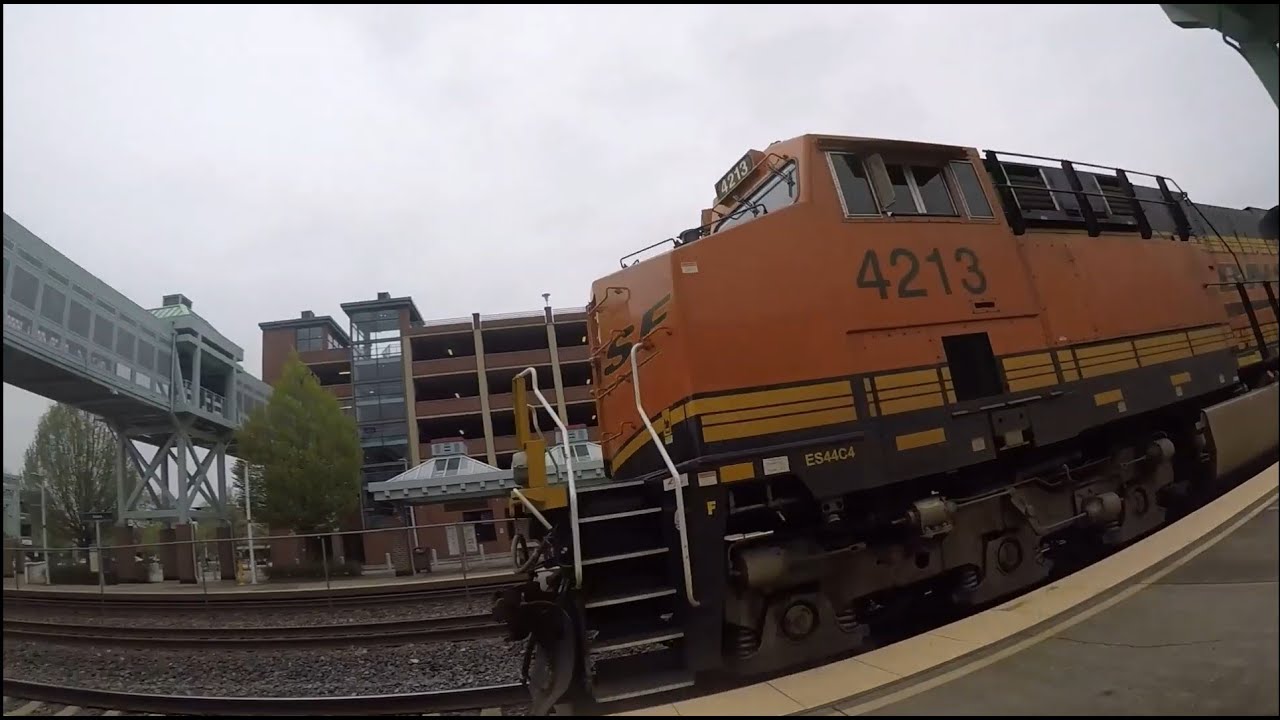 BNSF 4213 with an ET44C4 and a Dash9 H1 - YouTube