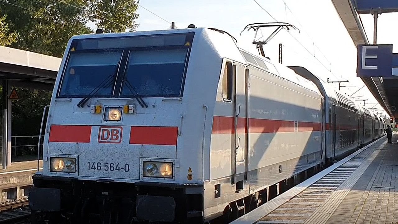Baureihe 146 fährt mit InterCity nach Cottbus im Bahnhof Brandenburg ab ...
