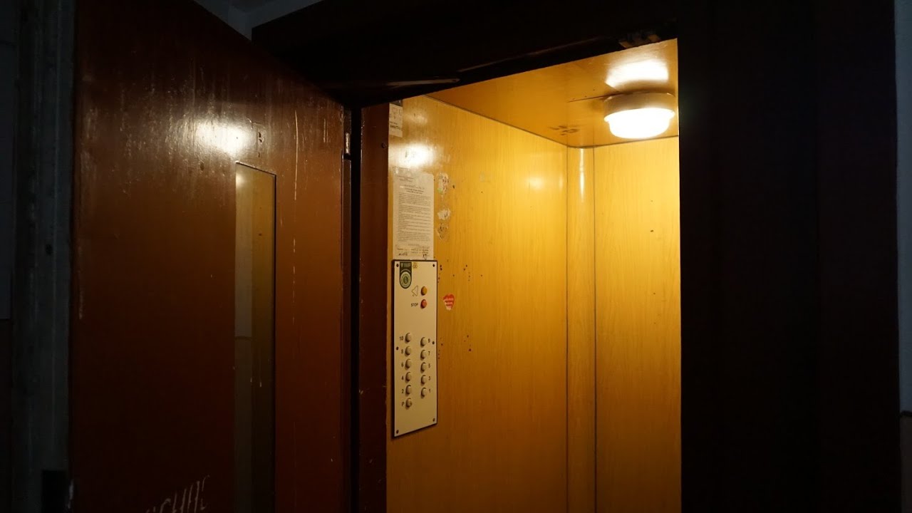 ZREMB traction elevator @Ul. Czesława Miłosza 6, Wałbrzych, Poland ...