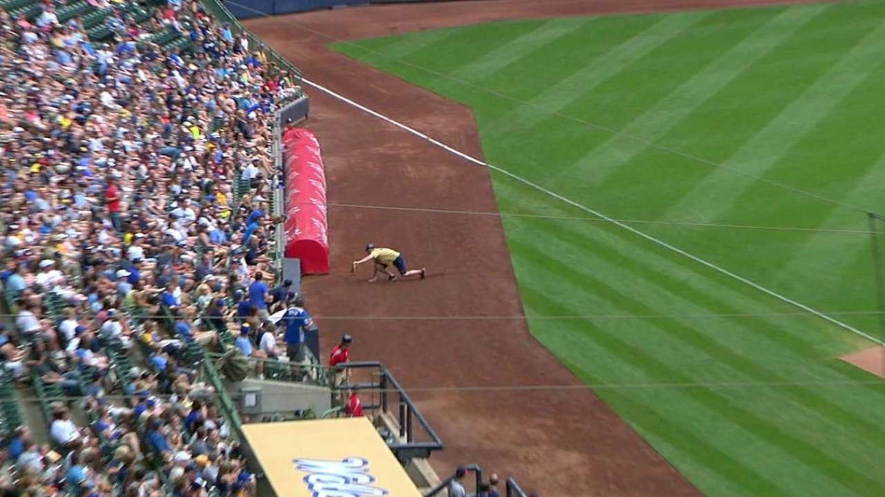 MIN@MIL: Ball boy makes nice grab, gives ball to fan - YouTube