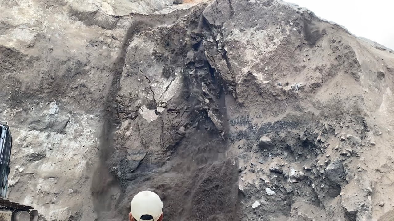 Sand mining||Cutting cliffs in a sand mine, with Kobelco excavator ...