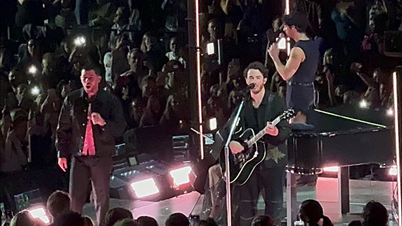 WHEN YOU LOOK ME IN THE EYES | JONAS BROTHERS | THE O2, LONDON ...