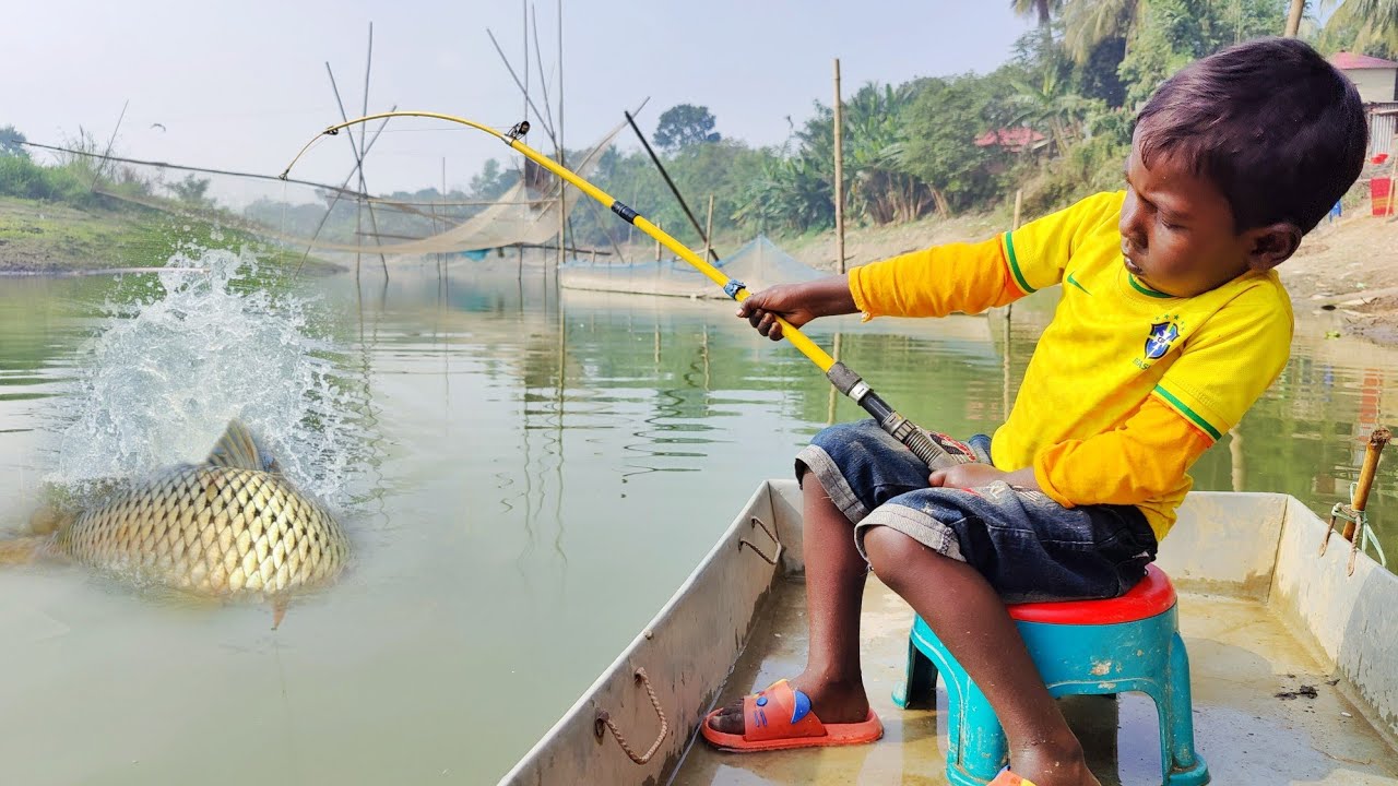 amazing fishing videos/Legend Little boys hunting fish with hook In ...