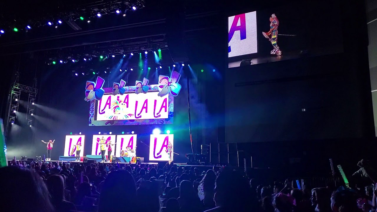 Jojo siwa concert la la la song - YouTube