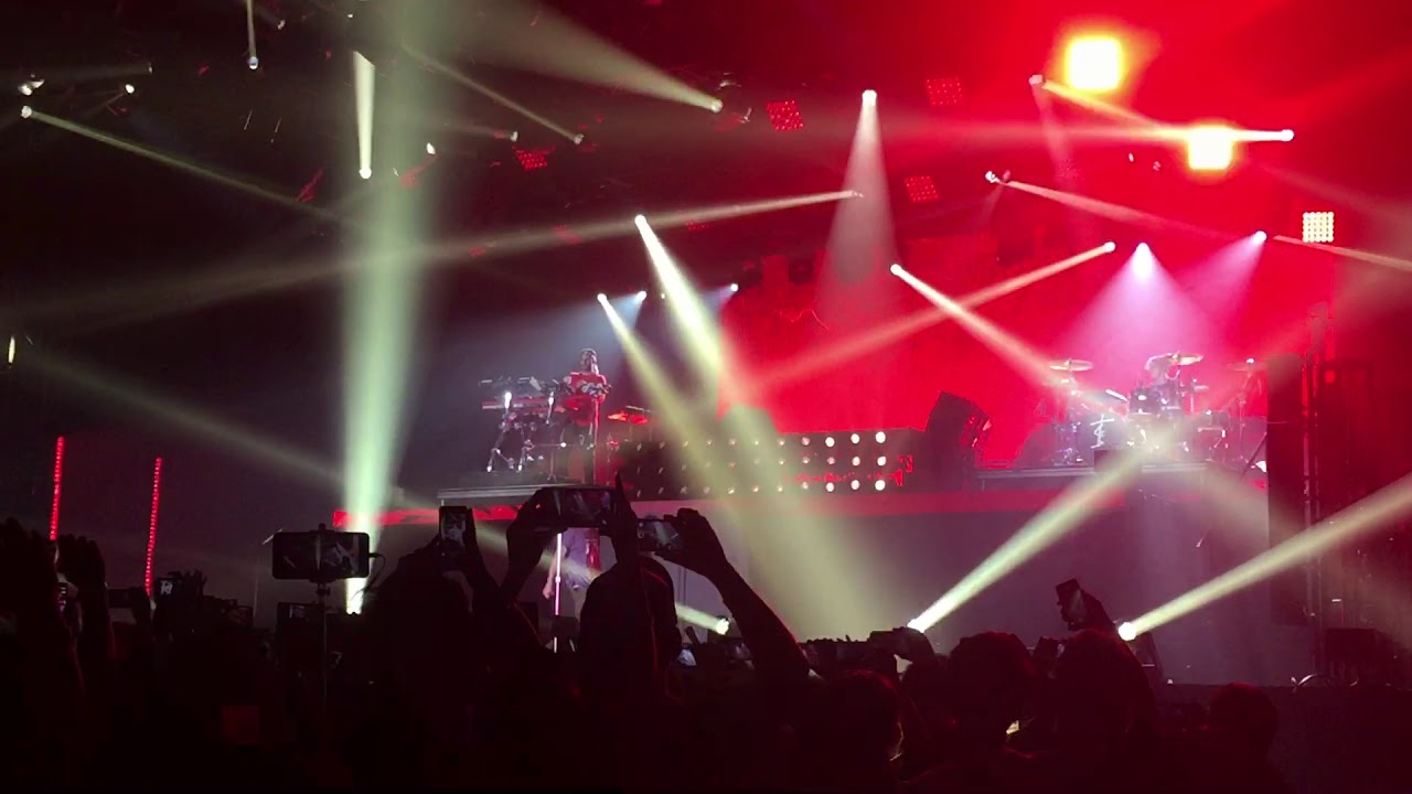 THE CHAINSMOKERS - Closer (LIVE in OSAKA 2018) - YouTube